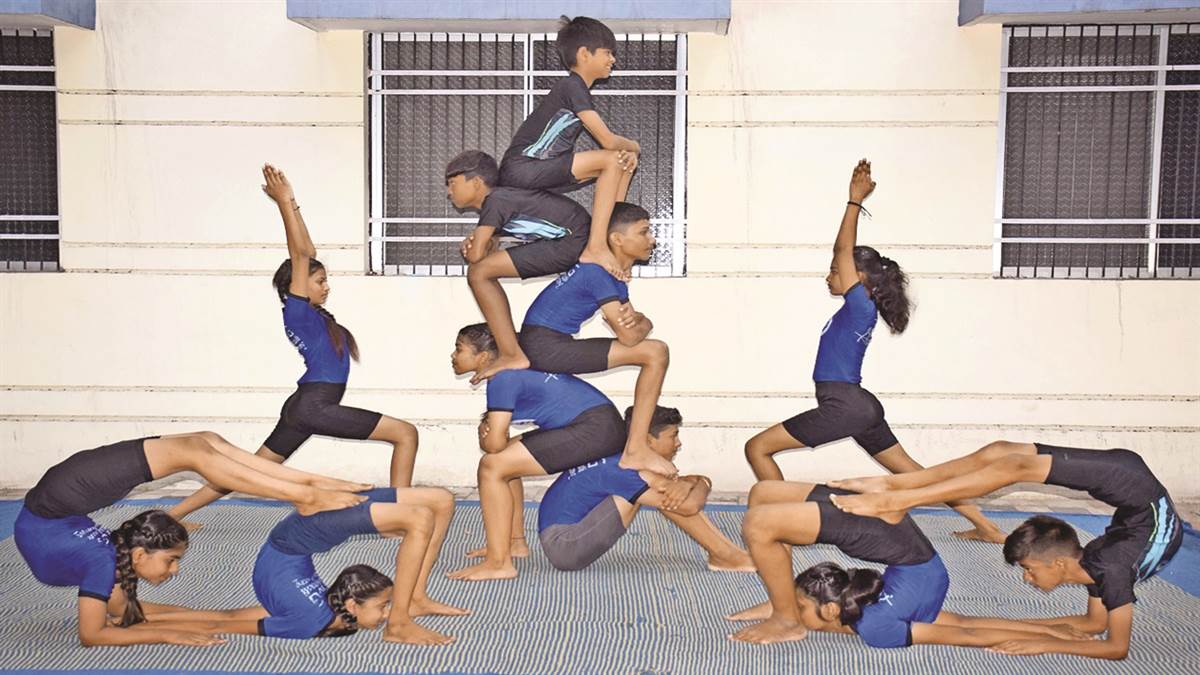 Yoga Divas 2024: 10 वर्षों से सिखा रहे योगासन, अकादमी के सदस्‍यों ने ...