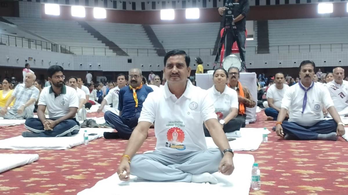 International Yoga Day 2024 केंद्रीय राज्य मंत्री तोखन साहू बहतराई स्टेडियम में अंतर्राष्ट्रीय 