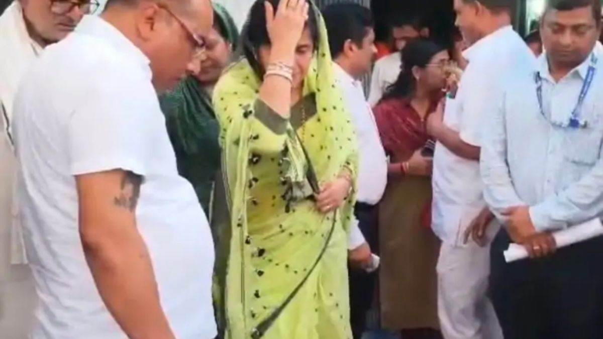 सीधी में ट्राईसाइकिल के लिए विधायक के पैरों पर गिरी दिव्यांग आदिवासी ...