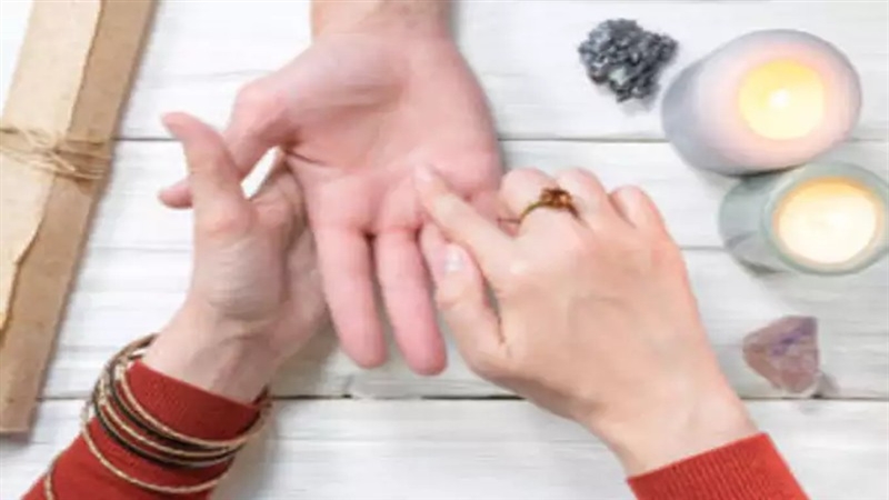 Palmistry News: भाग्यशाली मानी जाती हैं वो लड़कियां जिनके हाथों पर होते ...