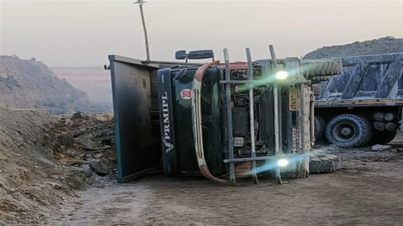 Accident In Singrauli : एनसीएल जयंत परियोजना में लगा ट्रक पलटा, ड्राइवर ...