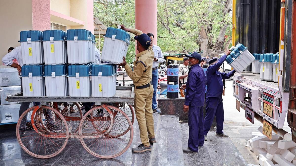 Indore Lok sabha Election 2024: सुरक्षा के बीच कंटेनर में इंदौर के ...