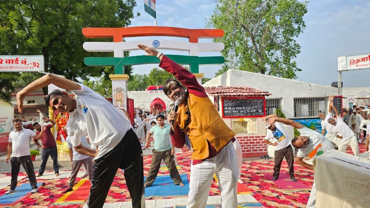 उज्जैन की भैरवगढ़ जेल में कृष्णा गुरु के साथ 1000 कैदियों ने किया योग