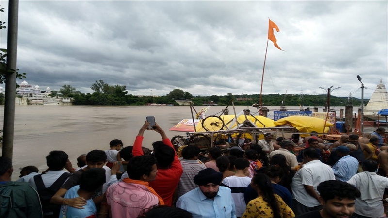 Raining in Jabalpur : उफनाई नर्मदा नदी ग्वारीघाट में तट समेत नागमंदिर ...