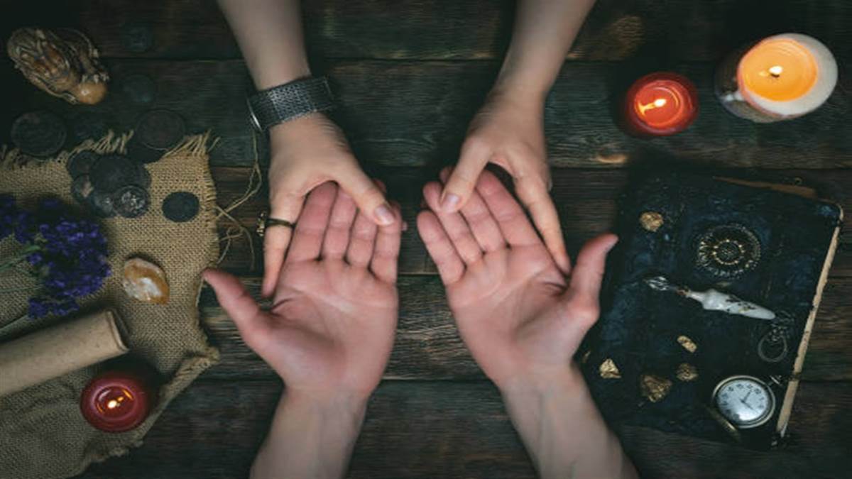 Palmistry: चंद्र से ऐसे गुजरने वाली भाग्य रेखा शादी के बाद व्यक्ति को बना देती है मालामाल, यहां ...