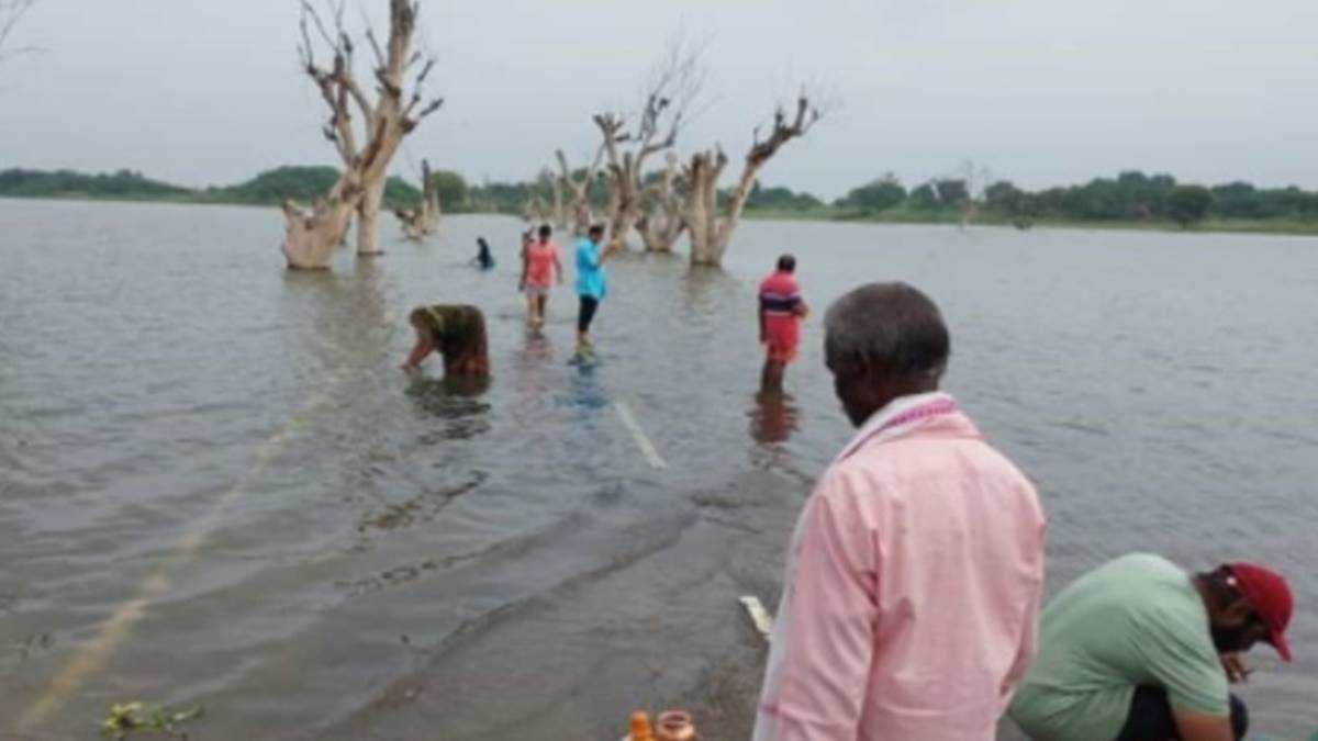 Barwani News: नर्मदा के बैकवाटर से टापू बना रोहिणी तीर्थ, पुलिया व ...