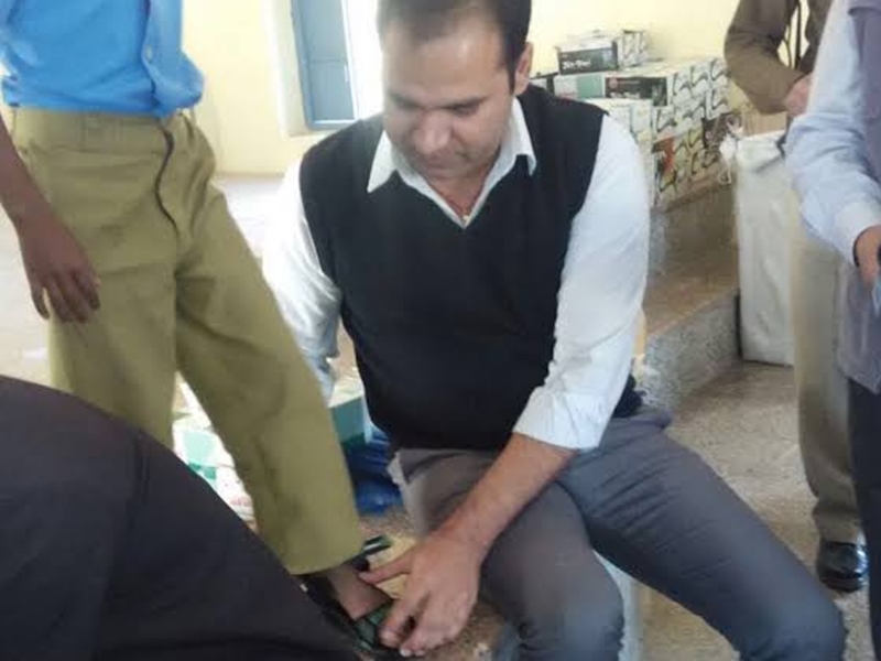 एक IAS अधिकारी जिसने पिछले पांच साल में डेढ़ लाख बच्चों को पहनाए जूते ...