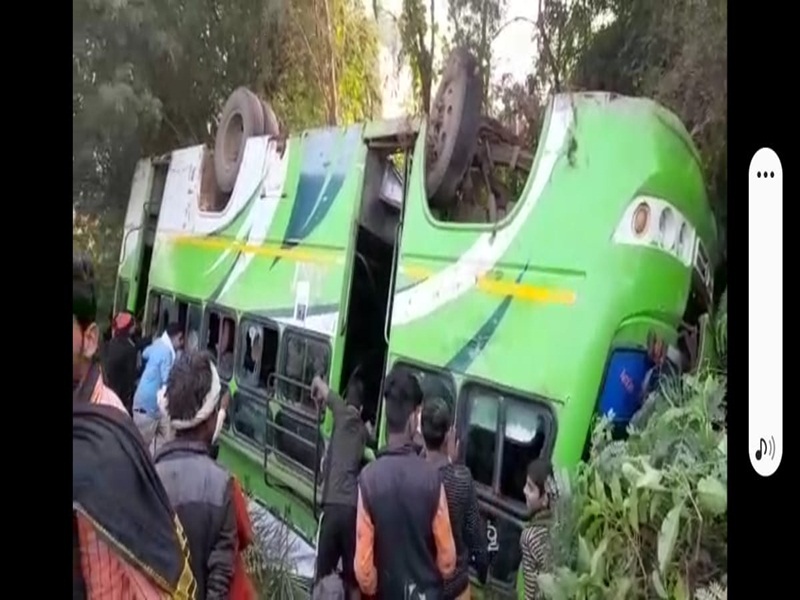 Morena Bus Overturned News: बोलेरो को बचाने के फेर में पलटी बस, हादसे ...