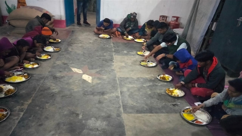 कलेक्टर डा रवि मित्तल ने प्री मैट्रिक छात्रावास में बच्चों के साथ चखा ...