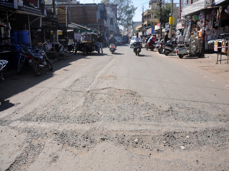 Bhopal News: भोपाल के आनंद नगर मुख्यमार्ग का उखड़ा डामर, 20 हजार की ...