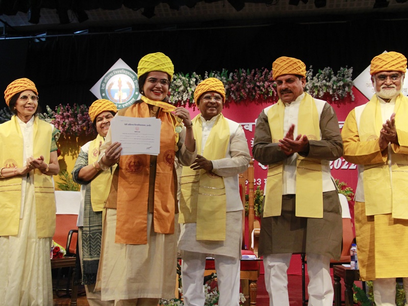 DAVV Indore: दीक्षा समारोह में हंगामे के बाद मेधावी छात्र-छात्राओं को ...