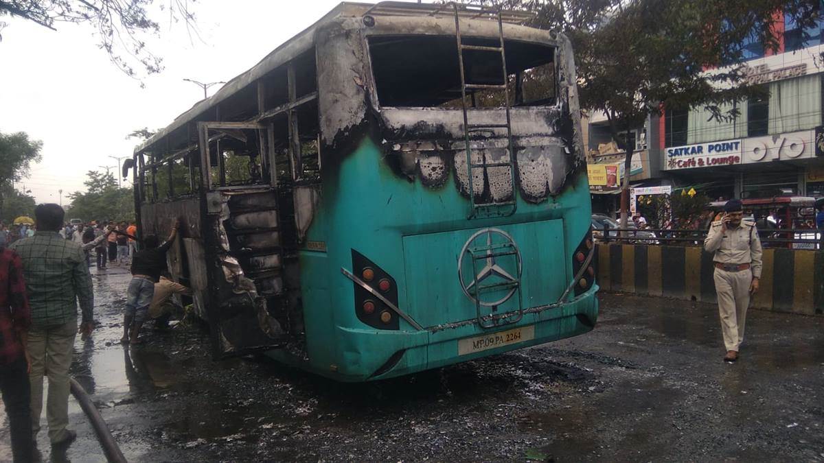 Fire In Indore Bus Video: डीजल भरते ही टैंक में हुआ ब्लास्ट, पंप से ...