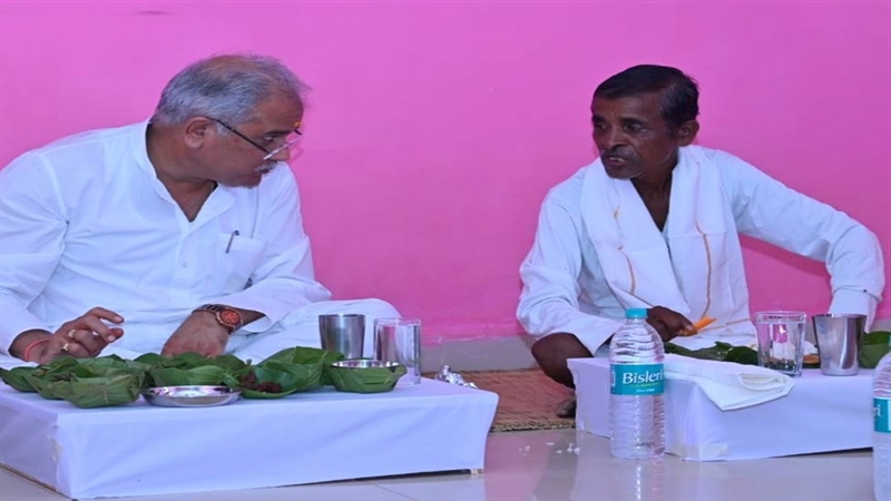 सीएम बघेल ने लिया लाल चीटियों से बनी चापड़ा चटनी का स्वाद बस्तर का है ...