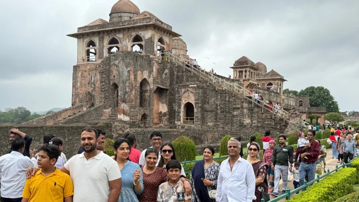 Mandhu Tourist Place: मांडू की हसीन वादियों में खोए पर्यटक, बारिश से ...