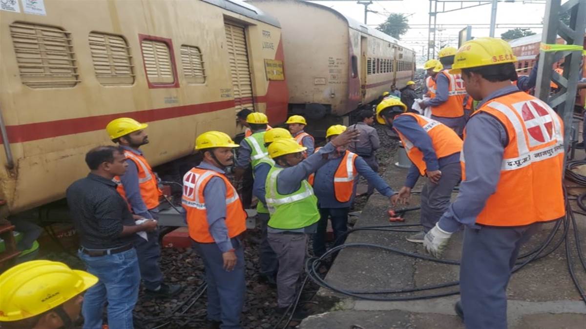 शिवनाथ एक्‍सप्रेस की दो बोगी पटरी से उतरी, ट्रेन की स्‍पीड धीमी होने से ...