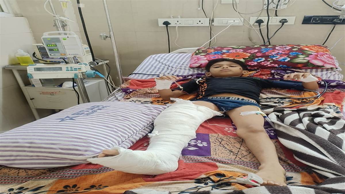 आठ साल के बच्चे पर गिरी बाउंड्रीवाल, ठेकेदार पर लापरवाही का आरोप