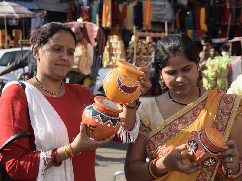 Karva Chauth 2021: करवा चौथ के लिए आकर्षक सजावट के साथ बाजार में आए ...