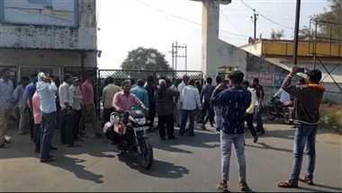हम्मालों ने बढ़ी दर नहीं मिलने पर की हड़ताल, किसानों ने जताया आक्रोश
