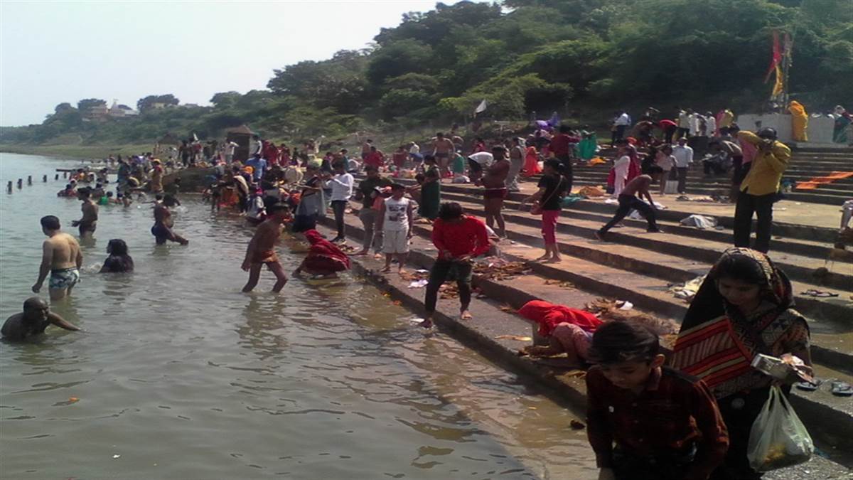 Hoshangabad news: अगहन मास की अमावस्या पर नर्मदा तट पर उमड़ी भीड़ ...