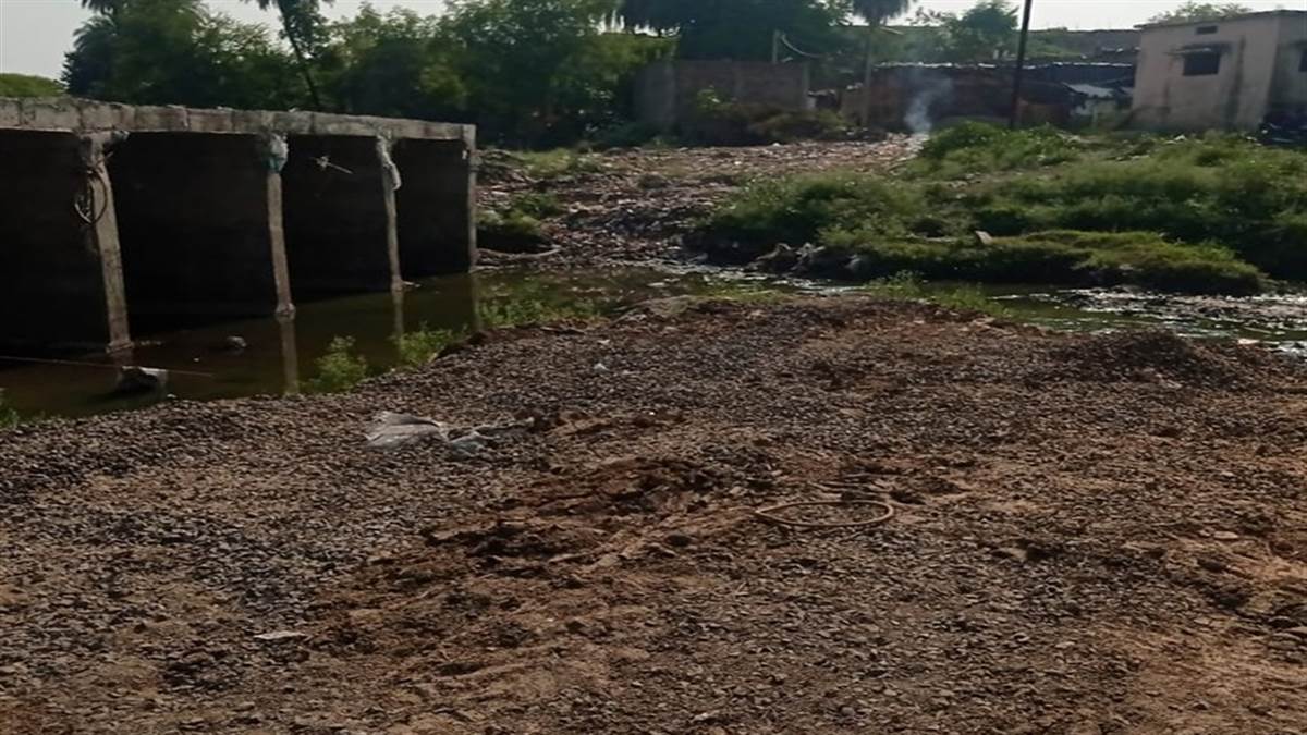 Vidisha news: पाराशरी नदी पर पुलिया निर्माण का काम शुरु, लोगों को जाम ...