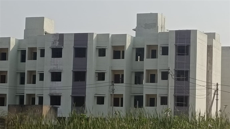 निगम ने गरीबों के लिए घर बनाने के लिए ली जमीन लेकिन नहीं करा पाए ...