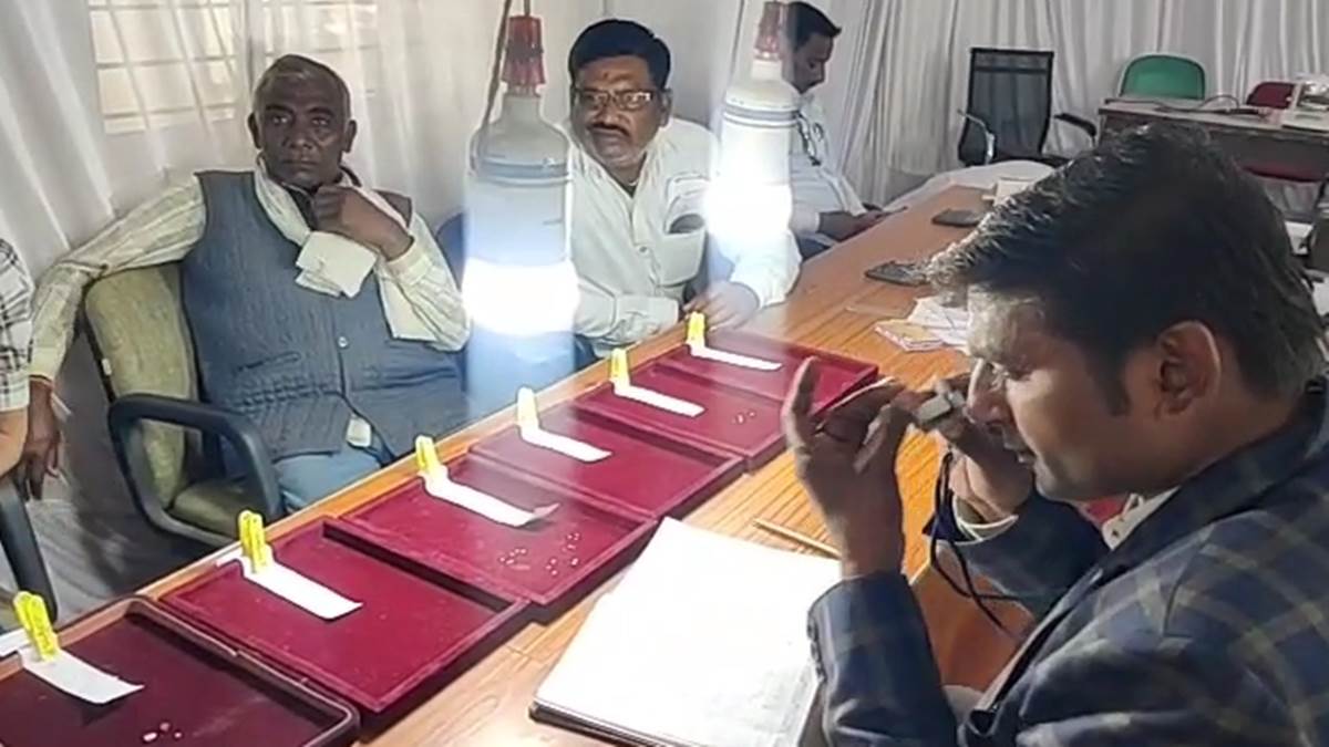 Diamonds In Panna : तीन दिवसीय हीरो की नीलामी में एक करोड़ 36 लाख 83 ...