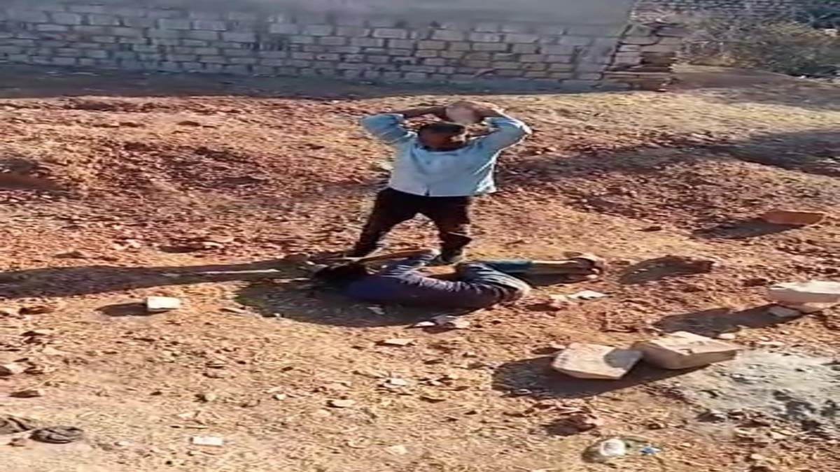 Shivpuri Crime News: शराब के नशे में युवक पर पत्थर पटकता रहा, वीडियो ...