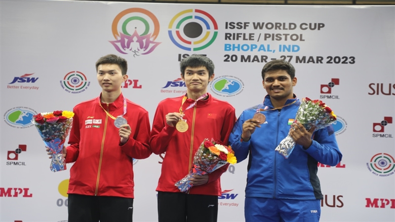 ISSF Shooting World Cup : भारत के रुद्राक्ष ने जीता कांस्य रमिता पदक से ...