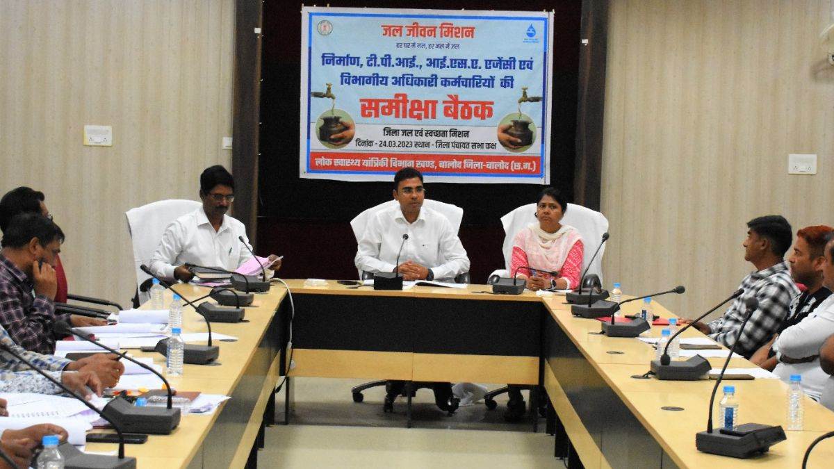 Balod: कलेक्टर ने दिखाए कड़े तेवर, जल जीवन मिशन कार्य में लापरवाही ...
