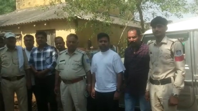 Damoh News: चोरी की बोलेरो जीप में हो रही थी सागौन की तस्करी वन अमले ने ...