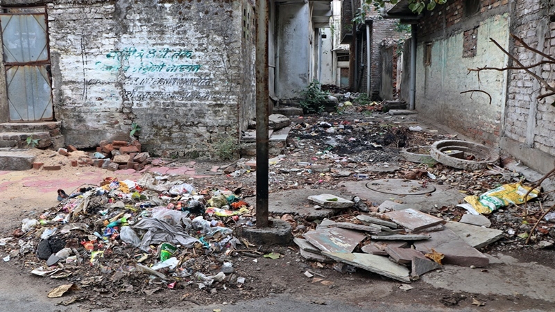 Indore News: कई जगह लगे कचरे के ढेर नलों में नहीं आ रहा पानी - Indore ...