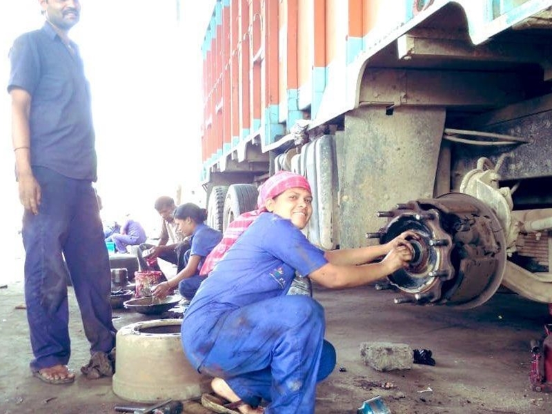 Women Empowerment: आदिवासी युवतियां बनीं मैकेनिक, भारी वाहनों की मरम्मत ...