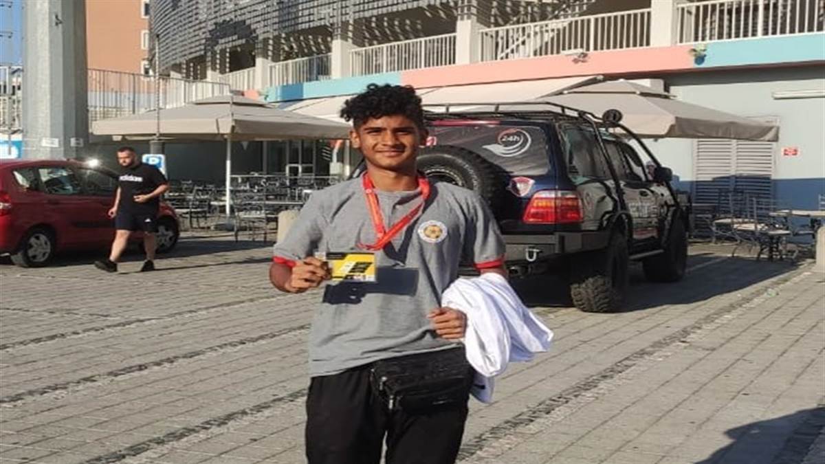 देवास जिले के कन्नौद के 17 वर्षीय आर्यन जोशी का यूरोप में फुटबाल टीम के ...