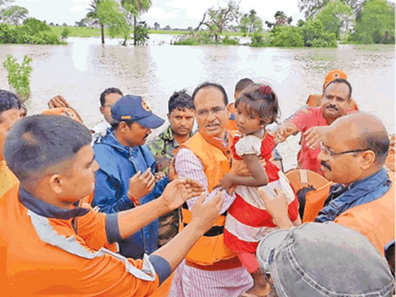 Flood in MP: बेतवा नदी में बाढ़, सेना ने मोर्चा संभाला, 2100 लोग ...