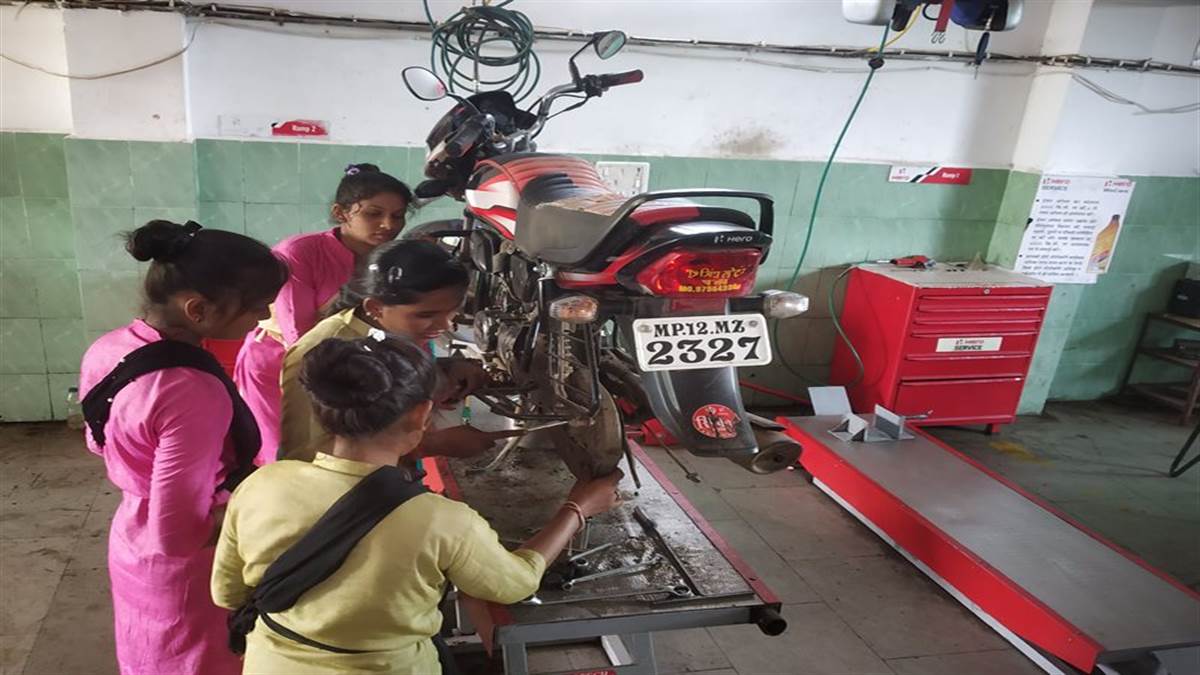 Self Dependent Girls: युवतियों ने वाहन मैकेनिक बन कर दिया आत्मनिर्भरता ...