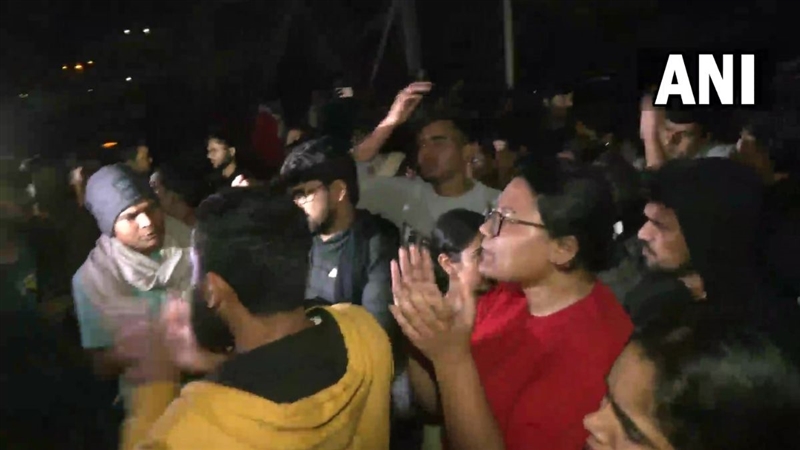 JNU में बीबीसी की विवादित डाक्युमेंट्री की स्क्रीनिंग के दौरान पथराव का ... JNU में बीबीसी की विवादित डाक्युमेंट्री की स्क्रीनिंग के दौरान पथराव का ...