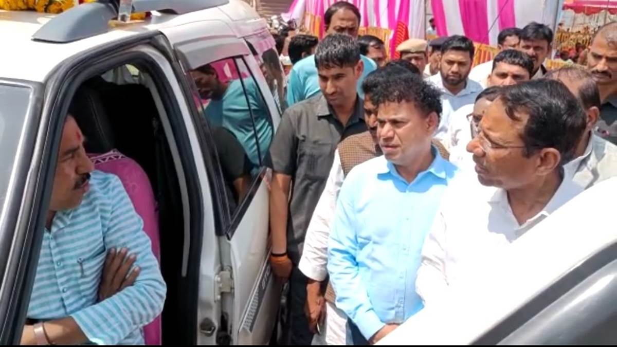 Datia news: दतिया में बैनर होर्डिंग में फोटो न लगाए जाने पर कलेक्टर पर ...