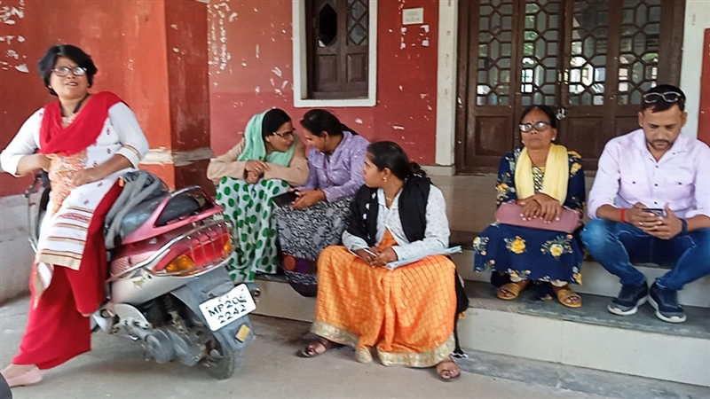 Mandla News : मंडला में मुख्यमंत्री लाडली बहन योजना के आनलाइन फार्म ...