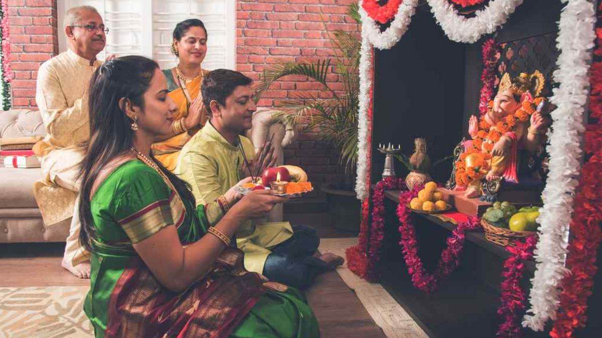 Vastu Tips: पूजा-पाठ करते समय मुख किस दिशा में होना माना जाता है शुभ, जानें