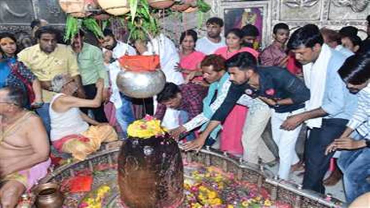 Mahakal Temple : महाकाल जलाभिषेक के लिए सामान्य दर्शनार्थियों की संख् ...