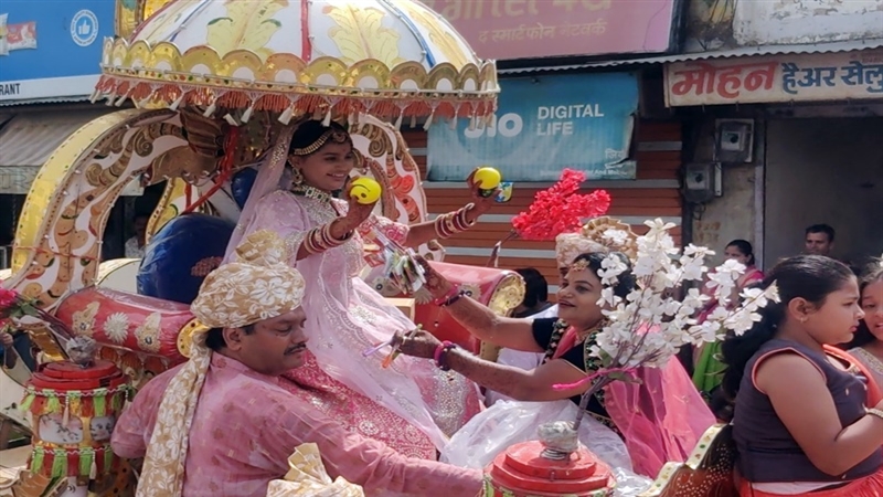 Ratlam News: दीक्षार्थियाें ने मुक्त हस्त से लुटाई सांसारिक वैभव की ...