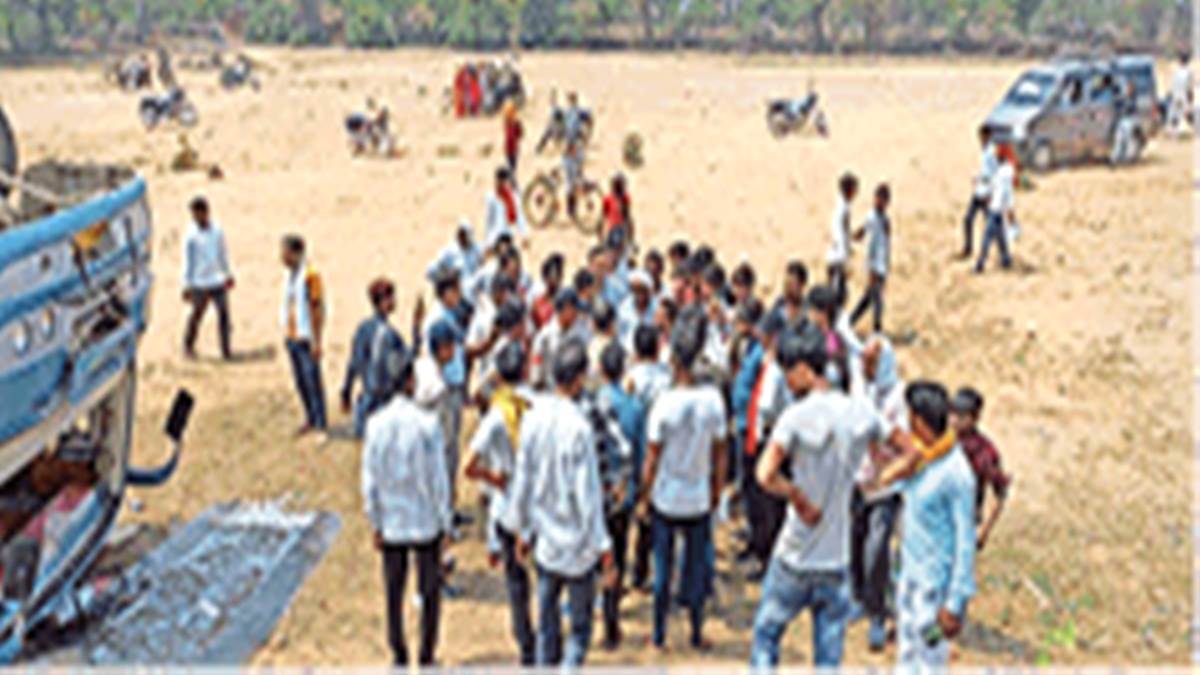 Chhatarpur Accident News: पुर तिगैला के पास बरातियों से भरी बस खाई में गिरी, एक की मौत और नौ ...