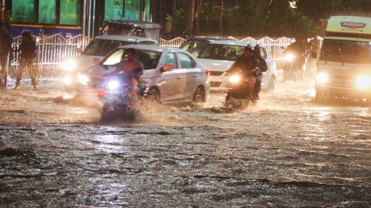 Rain in Indore: इंदौर शहर में सवा घंटे में 50 मिमी बारिश, सड़कों पर भरा ...