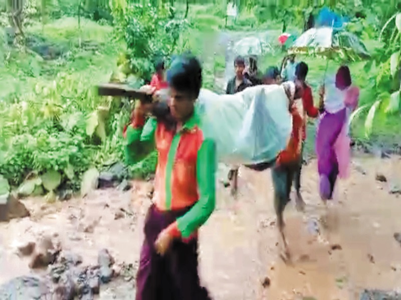 Barwani News: जंगल के रास्ते बरसते पानी में आठ किमी झोली में लाए ...