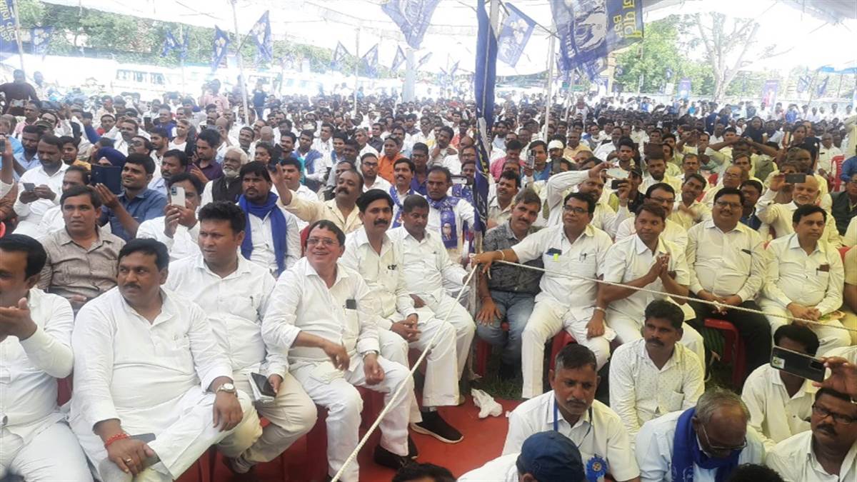 बसपा के सम्मेलन में प्रदेश भर से जुटे करीब तीन हजार कार्यकर्ता - About ...