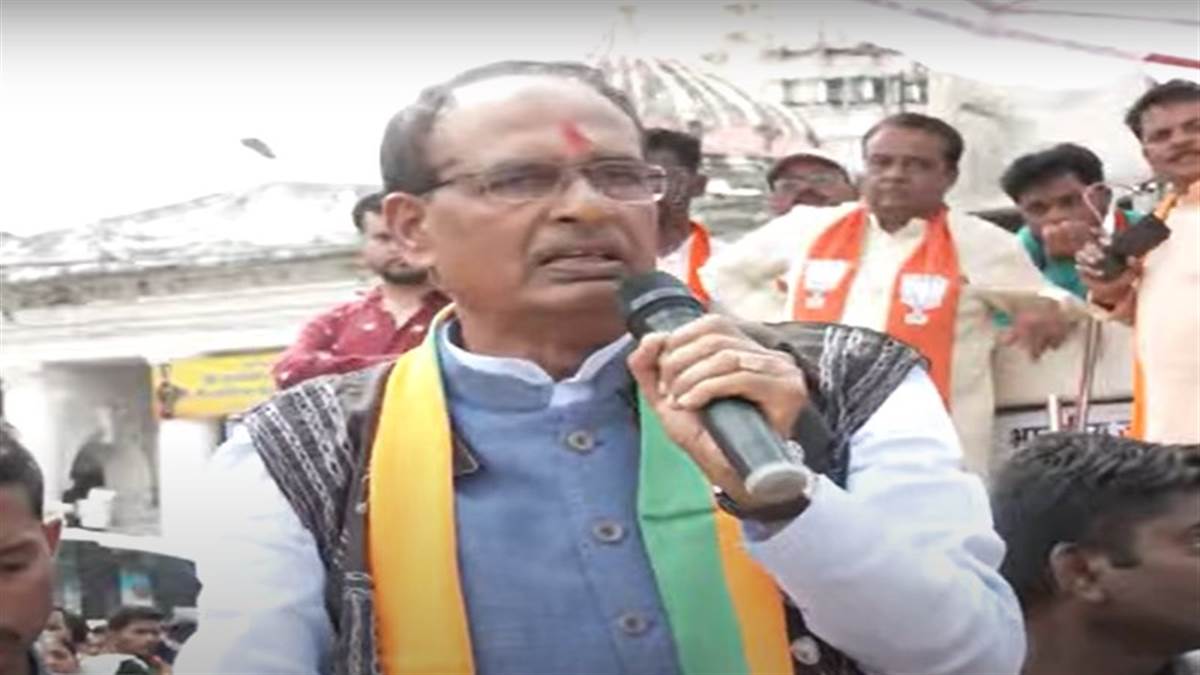 जनता को धूप में खड़ा देख मंच से उतरे सीएम शिवराज बोले- मैं भी धूप में ...
