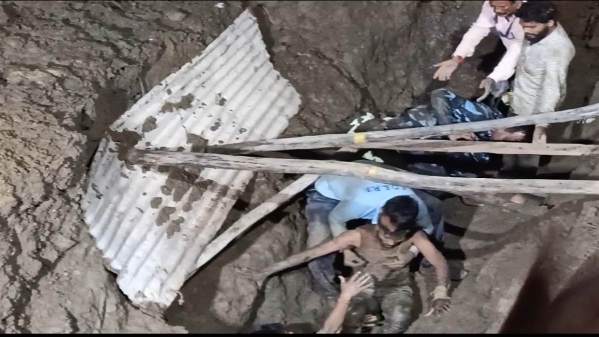 VIDEO Sehore News: भैरुन्दा में बिना सुरक्षा उपकरण के चल रहा था काम, मिट्टी धसकने से एक मजदूर ...