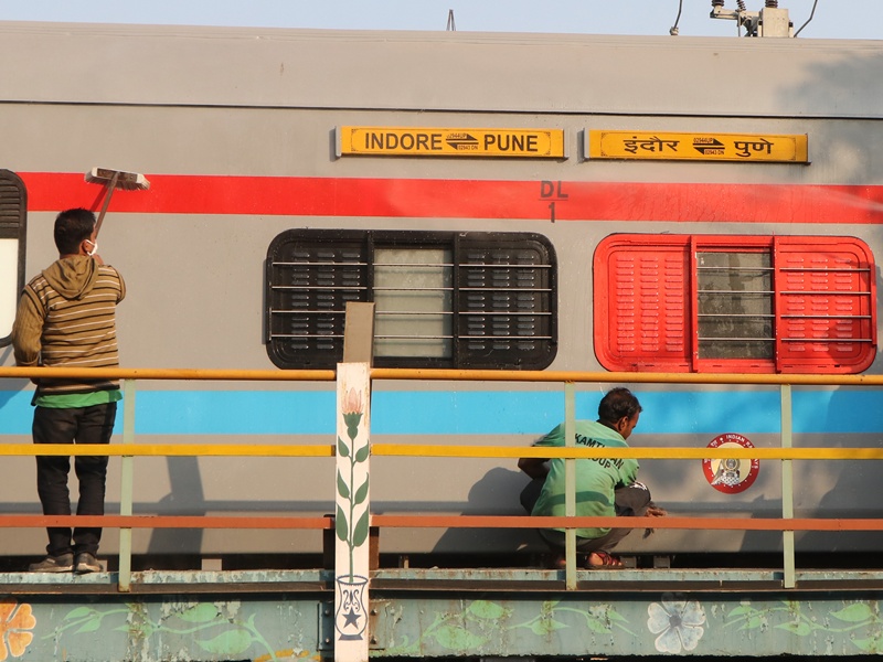 Pune Express Indore: पुणे एक्सप्रेस के लिए इंदौर पहुंचे दो नए-नवेले ...