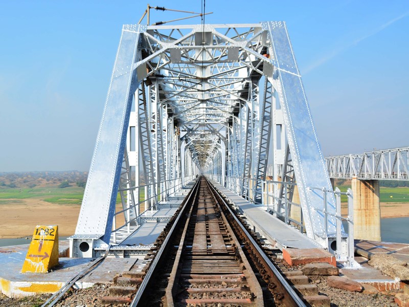 Morena News : देश के सौ अनोखे रेल पुलों में 142 साल पहले बना चंबल पुल ...