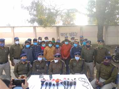 दतिया में चल रही अवैध शराब बनाने की फैक्ट्री, 8 आरोपित गिरप्तार - datia ...